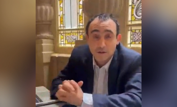 Insólito: un senador se quedó sin oficina y armó su despacho en el ... Insólito: un senador se quedó sin oficina y armó su despacho en el ...